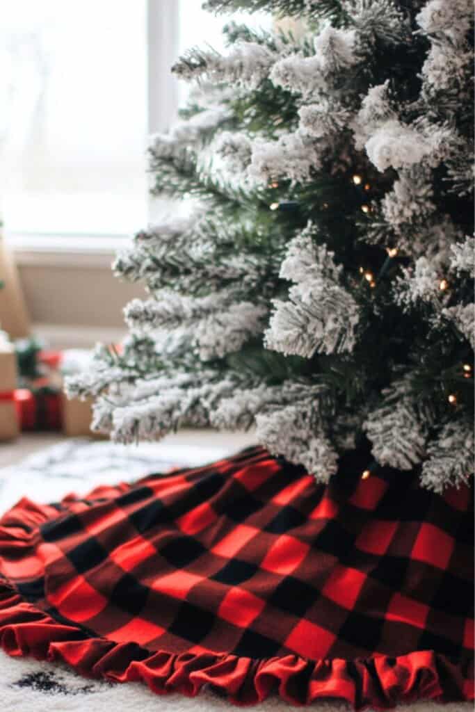 18 Festive DIY Christmas Tree Skirt Ideas (to Make & Sell) - Twins Mommy