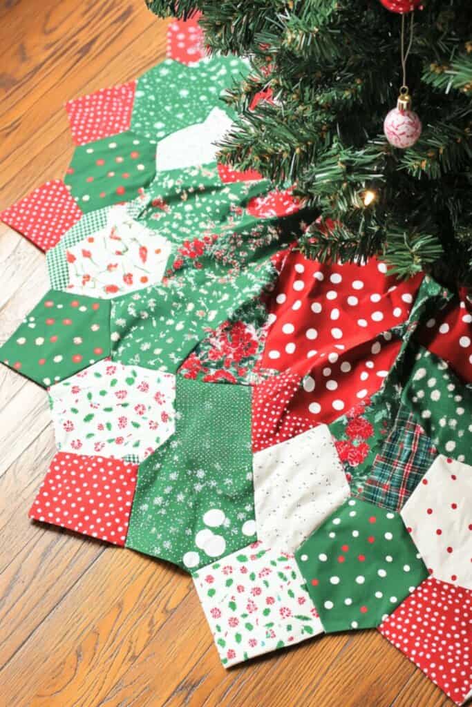 18 Festive DIY Christmas Tree Skirt Ideas (to Make & Sell) - Twins Mommy