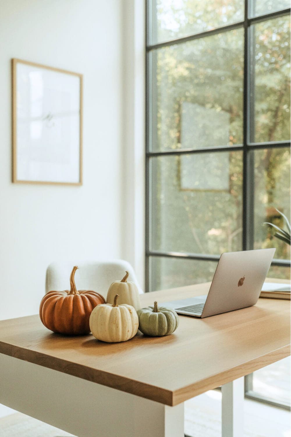 21 Cute & Festive Fall Desk Decor for Your Home Office - Twins Mommy